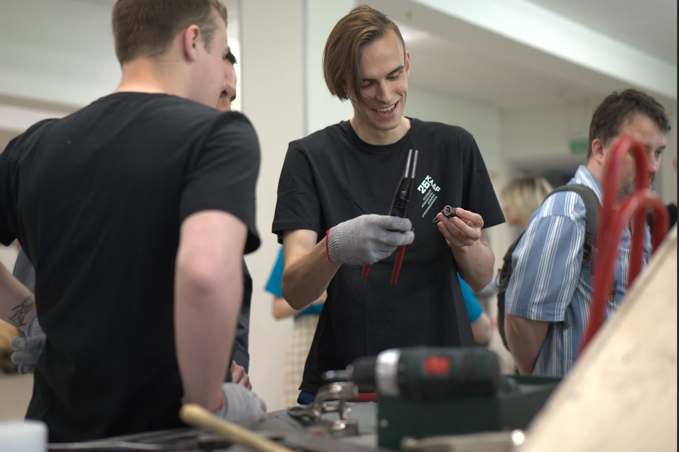 Кровельщики получили паспорта - Пресса в образовании